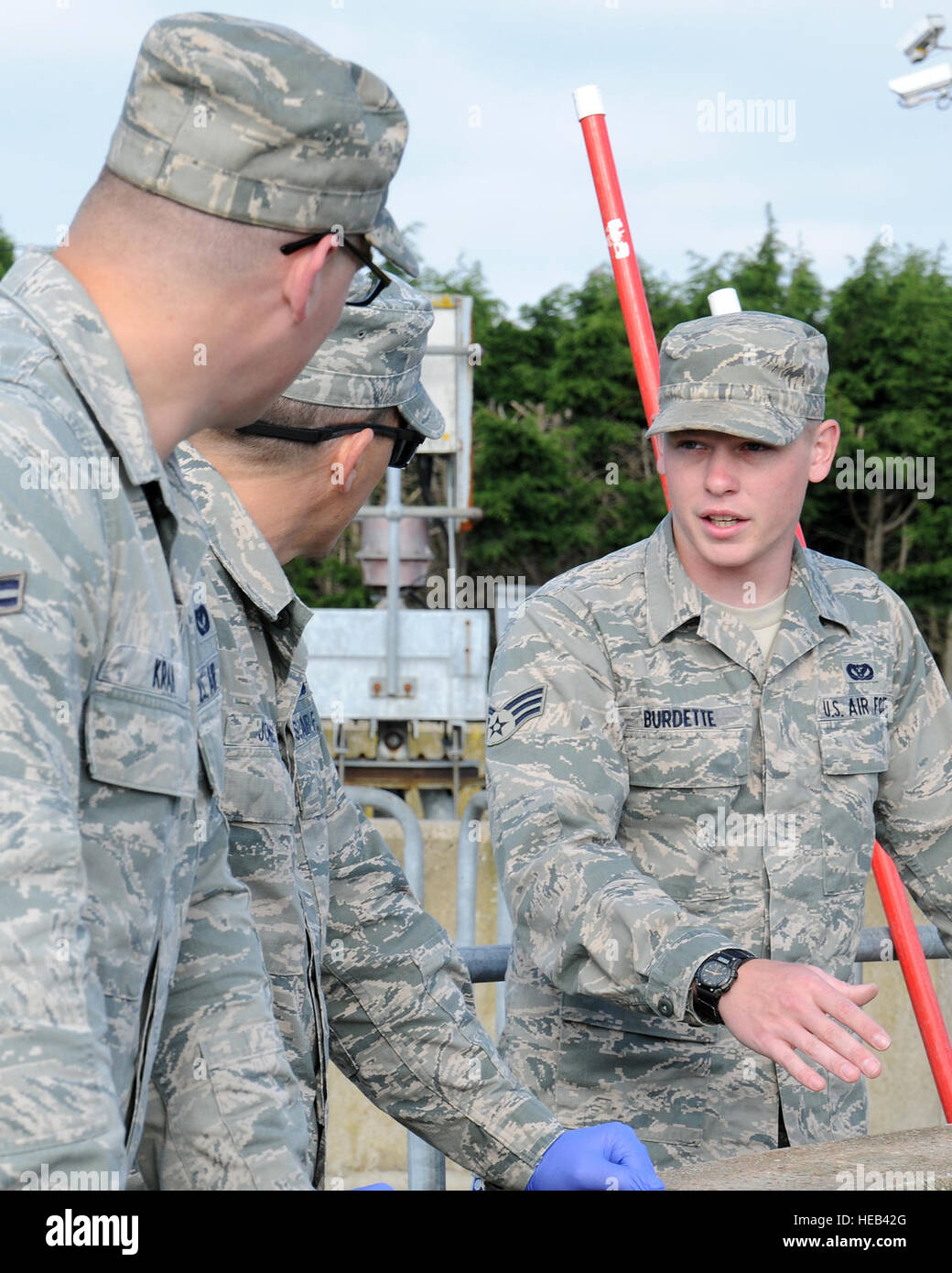 Von rechts, Senior Airman Andrew Burdette, 100. Civil Engineer Squadron ...