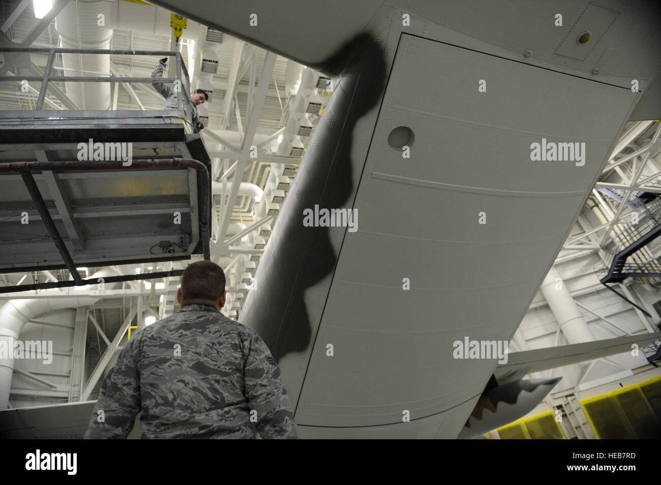 Senior Airman Justin Lounder und Senior Airman Matthew Beehler repaint ...