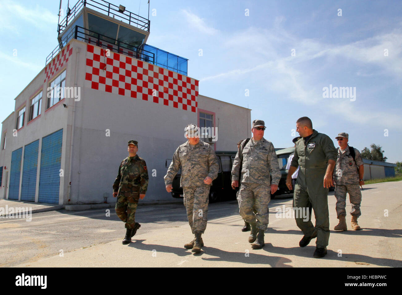 Albanian Air Force Colonel Frederik Beltoja, bespricht zweiter von ...