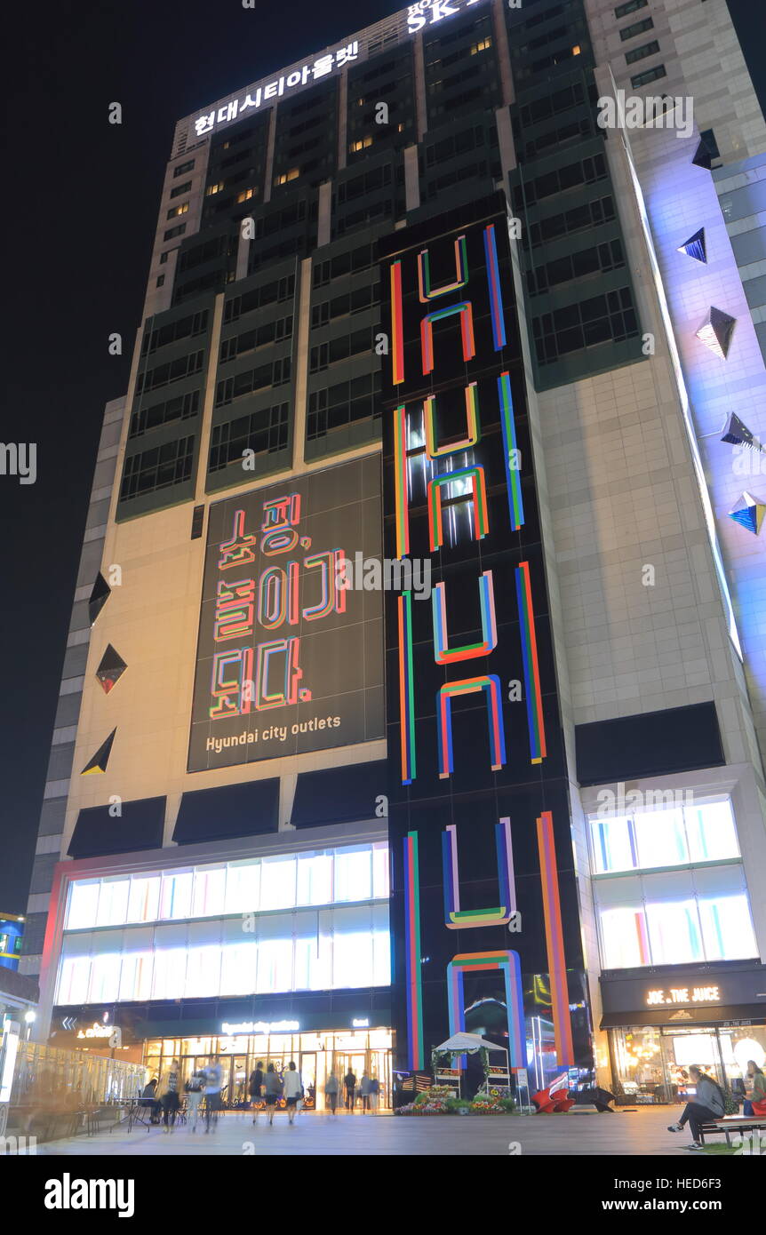 Menschen besuchen Hyundai City Outlet-Shopping-Mall in Seoul in ...