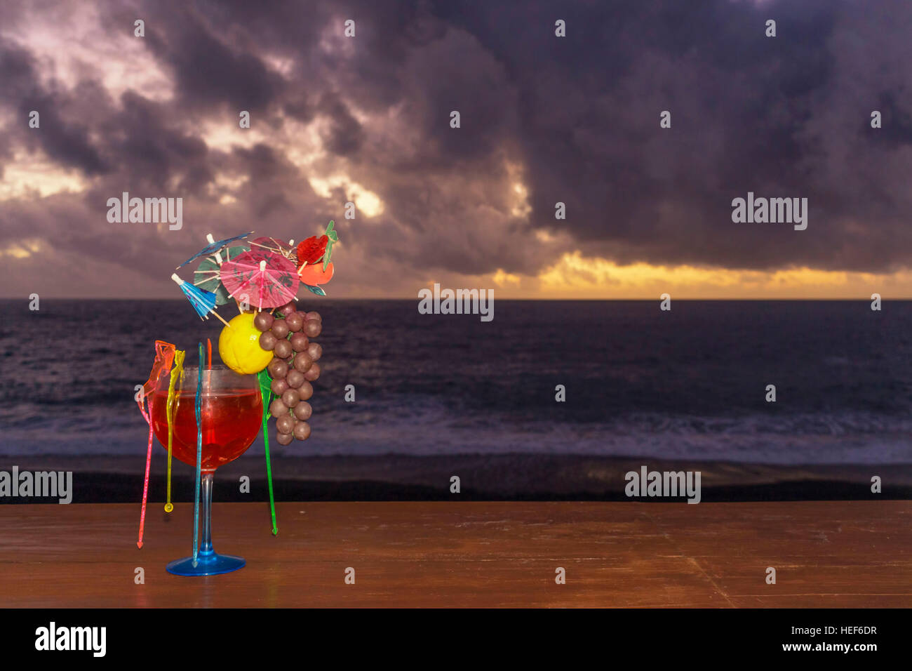 Cocktailbar am strand -Fotos und -Bildmaterial in hoher Auflösung – Alamy