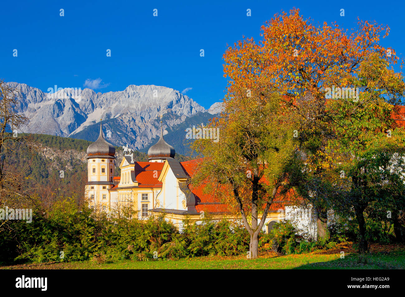Österreich, Tirol, Stift Stams (Abtei) Blick zum Wetterstein ...