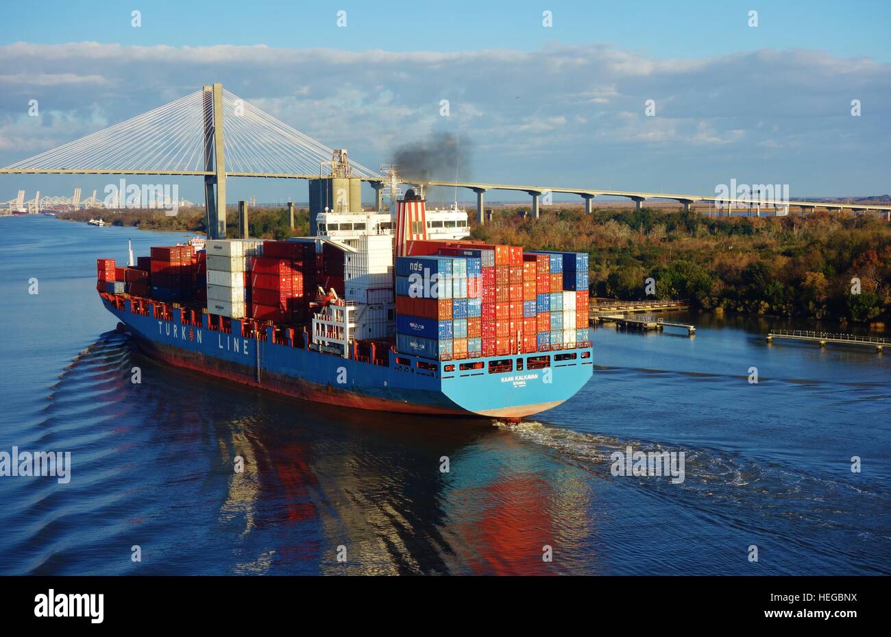 Ein Containerschiff und gestapelten Containern von Cargo Reederei ...