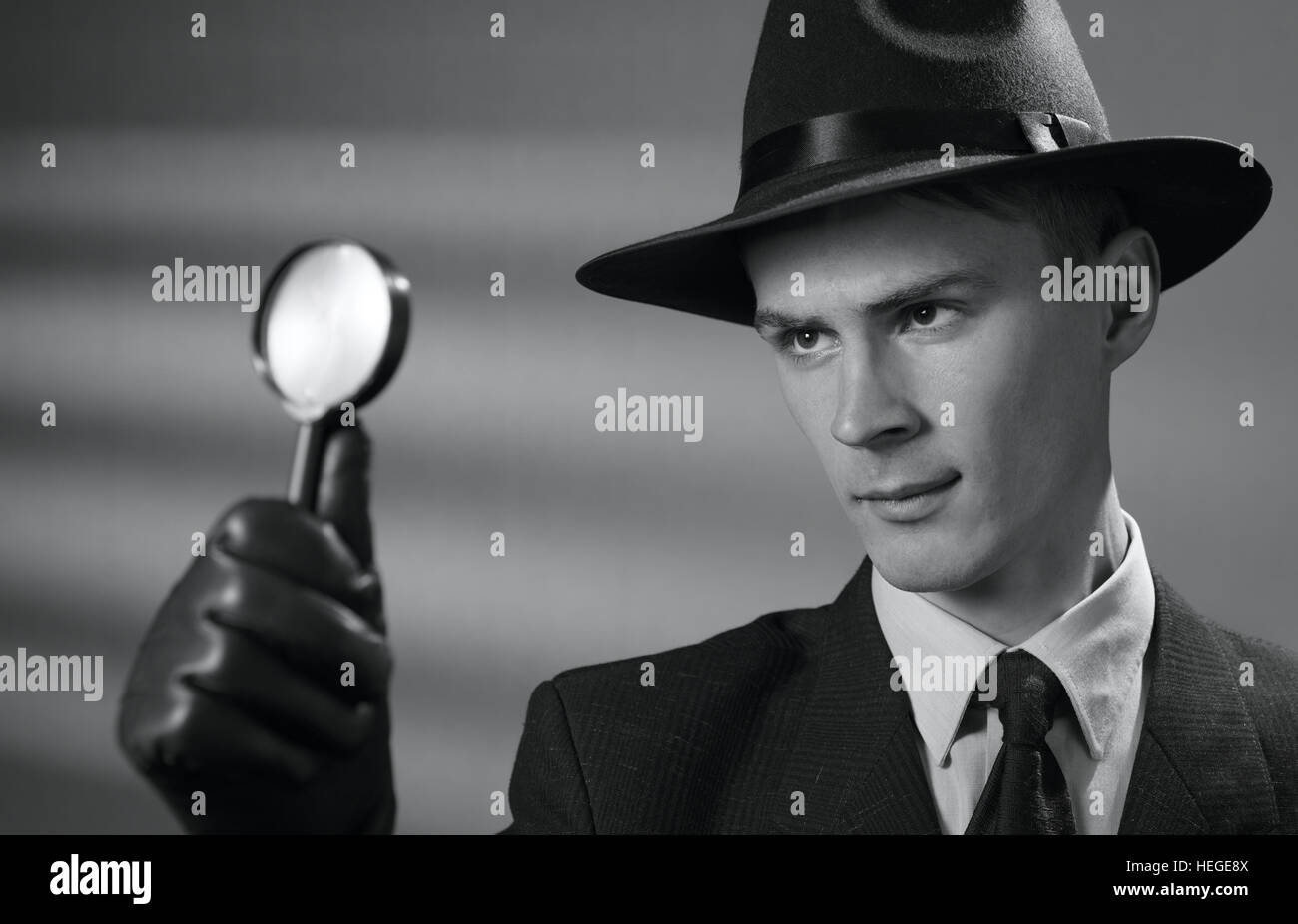 Detektiv lupe spurensuche -Fotos und -Bildmaterial in hoher Auflösung ...