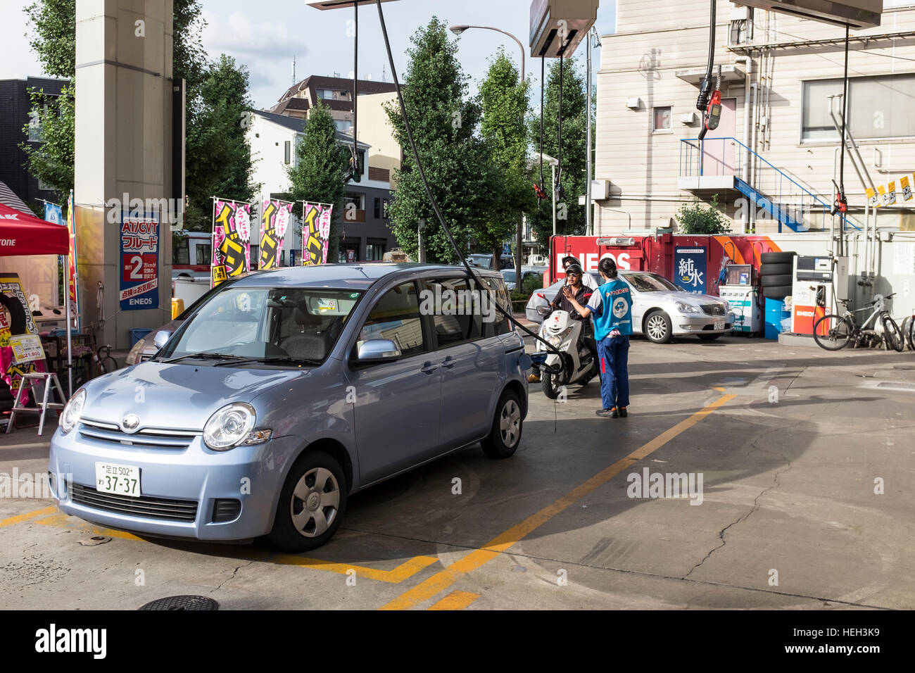 Fahrzeuge bei einem Benzin, Gas, Bahnhof in Tokio, Japan ...