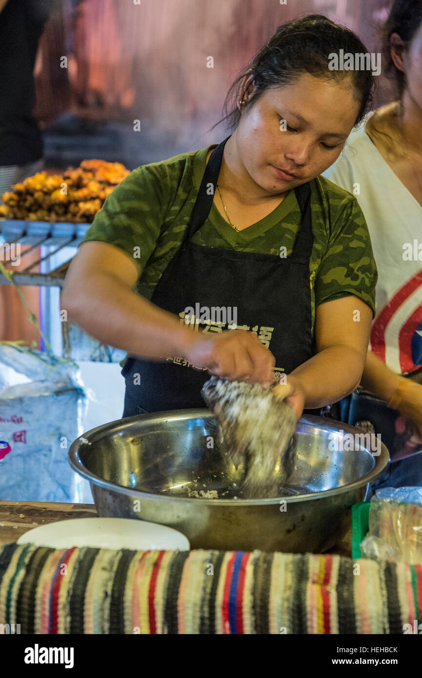 Straßenhändler, die Zubereitung von Fisch in Vang Vieng Stockfotografie ...
