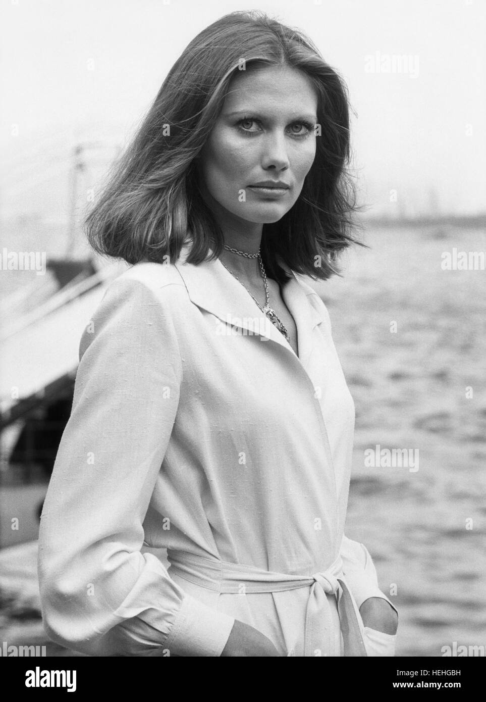 Bond Girl Gun Stockfotos und -bilder Kaufen - Alamy