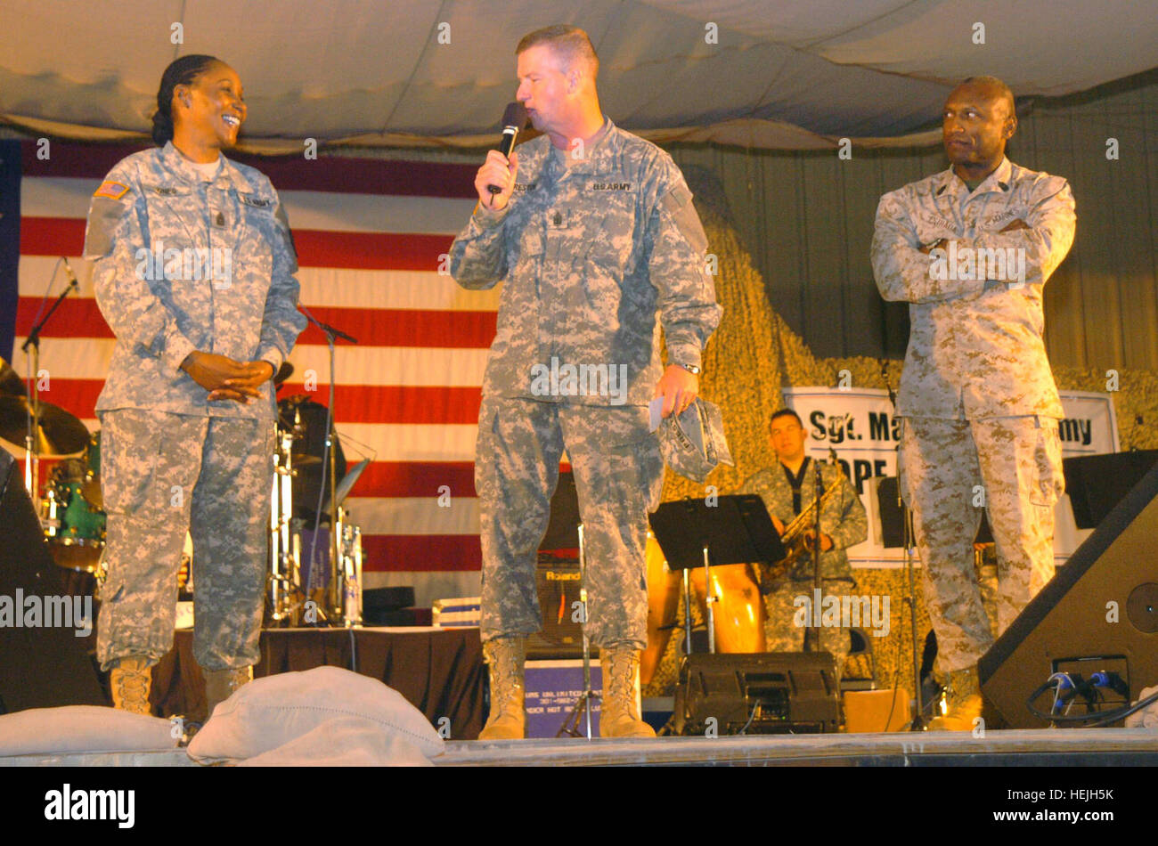 (Von links nach rechts) Command Sergeant Major Michelle Jones, Armee ...