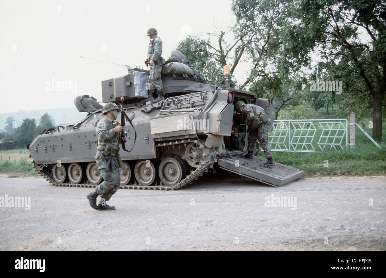 Soldaten ein M2 Bradley Infantry Fighting Vehicle während Übung ...