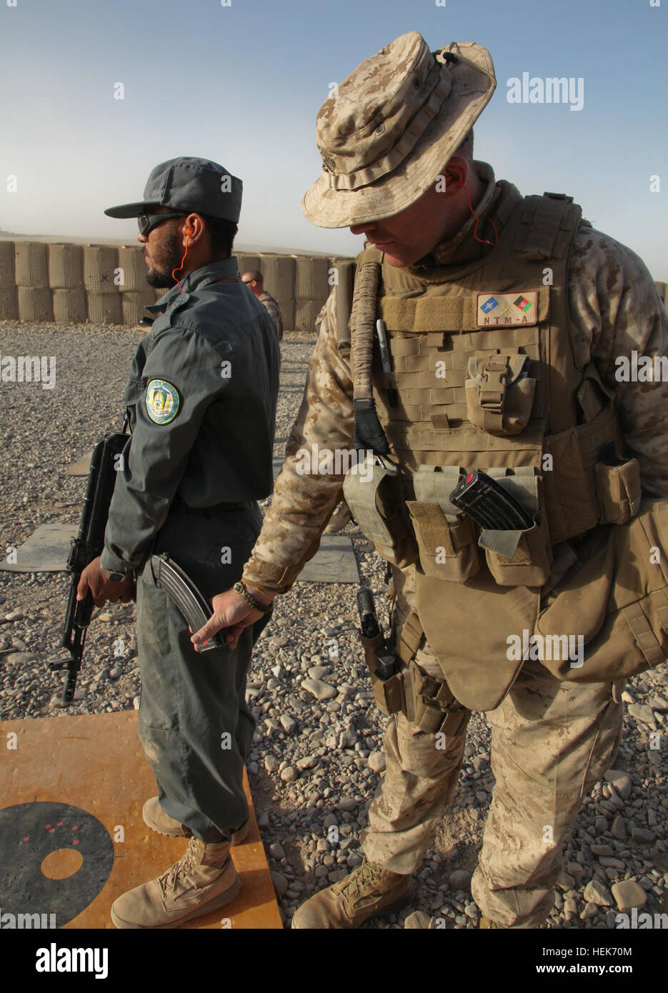 U.S. Marine Corps CPL Robert Treichler, rechts, mit NATO Training ...