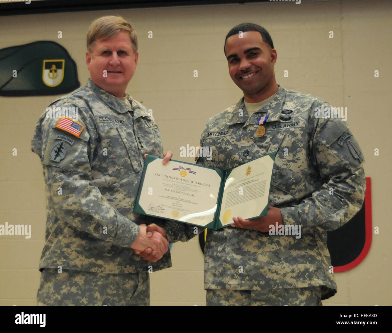 US Armee Generalleutnant Charles T. Cleveland, links, der Kommandeur ...