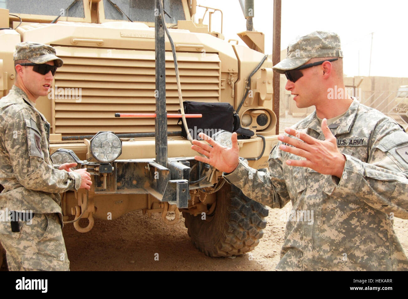 Sgt. Brian McCown, rechts, einen M1 Abrams Main Battle Tank Crewman mit ...