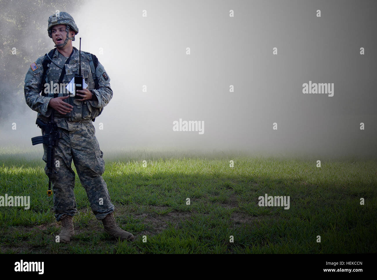US Army 2nd Lt. Justin Weis, 55. Signal Company (Combat Camera), steht ...
