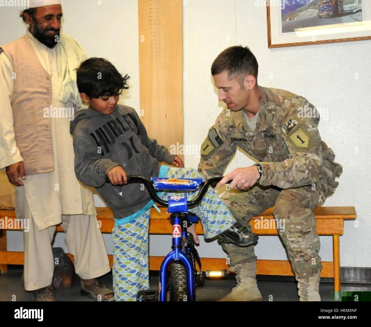 US Armee Generalmajor George Smolinski, Recht, hilft ein Arzt mit dem 1 ...