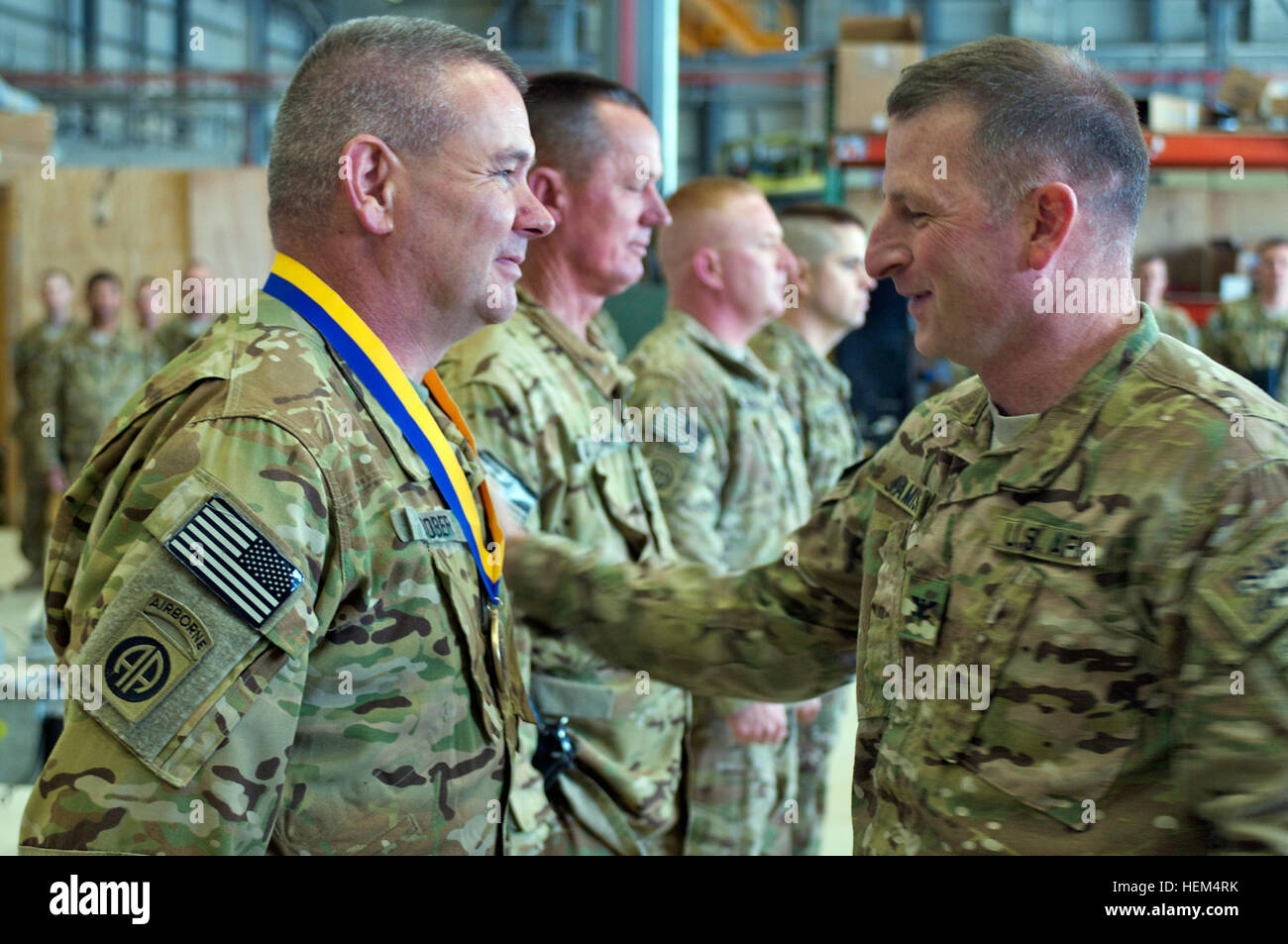 82. Combat Aviation Brigade-Kommandeur Oberst T.J. Jamison von Broken ...