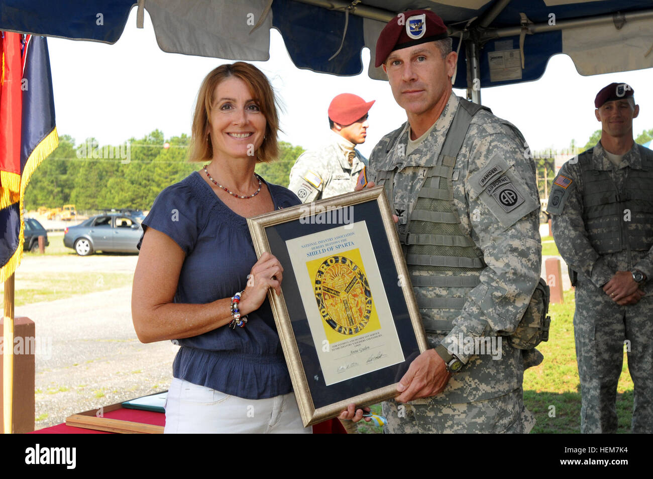 Anne Guden (links), Ehefrau von Command Sergeant Major Timothy Guden ...