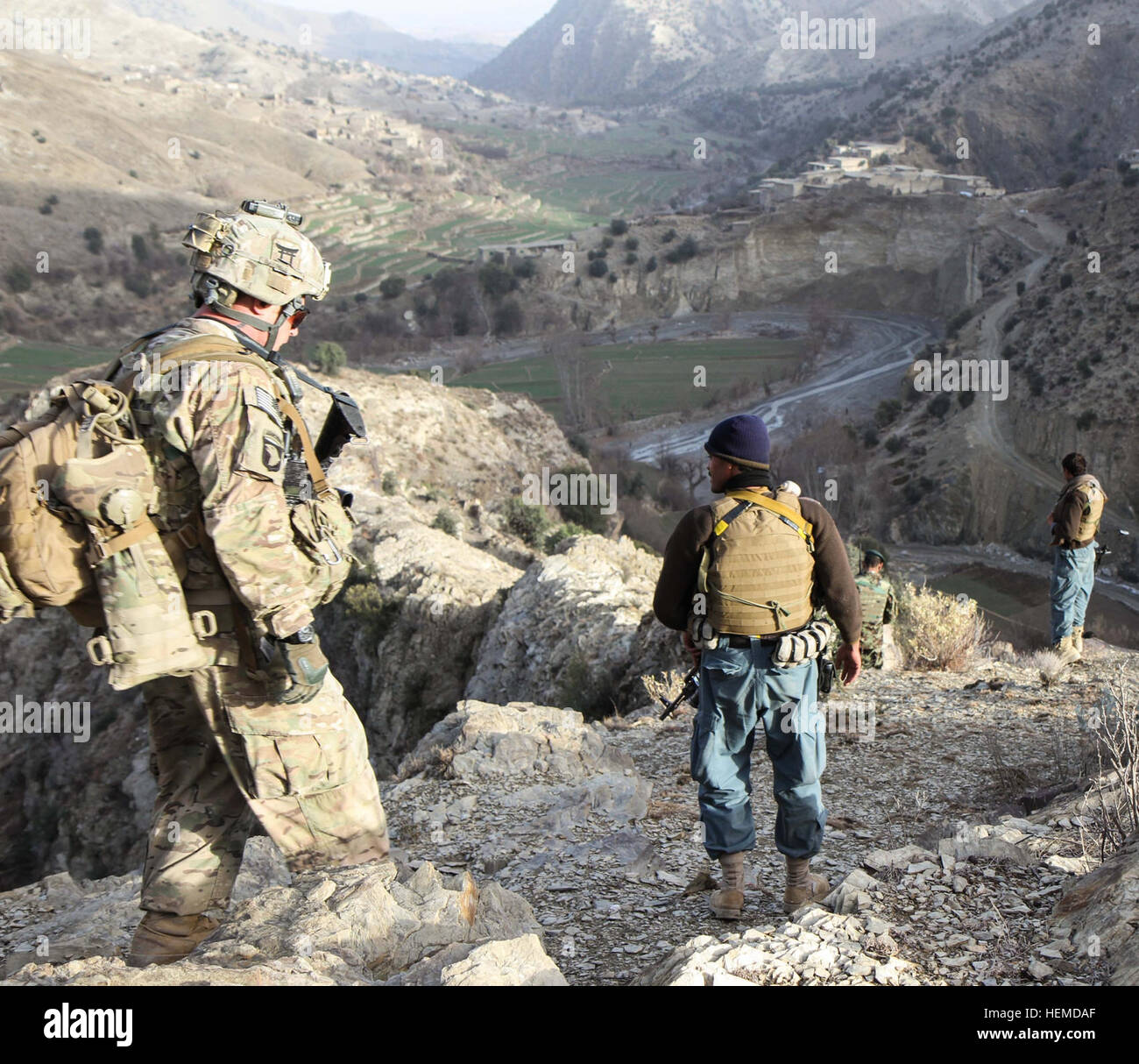 Mitglieder der Afghan National Army (ANA) und afghanischen Uniformierte ...
