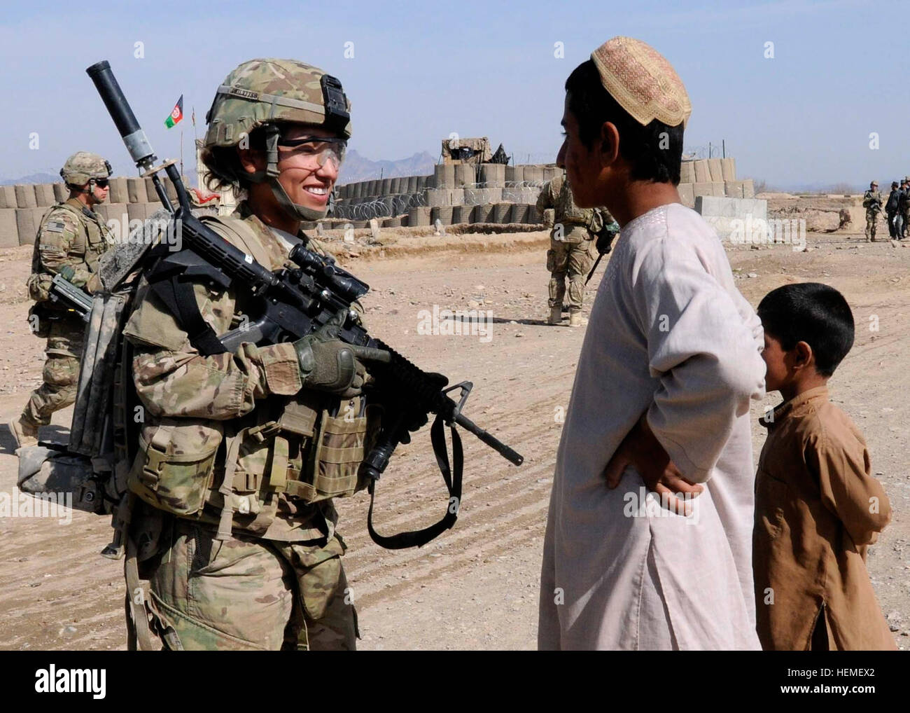 SPC. Ana Walker, eine weibliche Engagement Teammitglied befestigt an ...