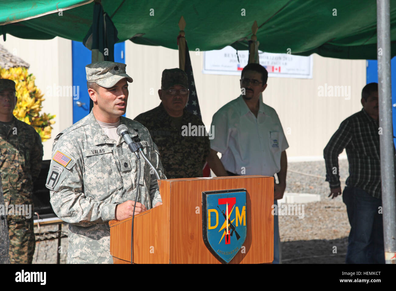 US Army Lt. Col. Raymond Valas, links, der Kommandant der gemeinsamen ...