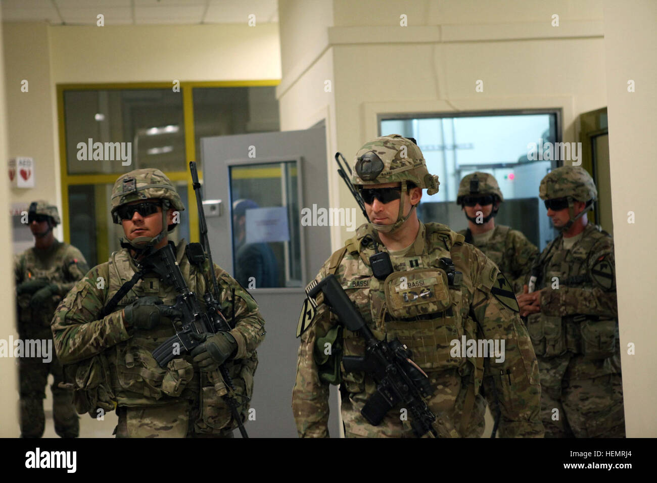 US Army Captain Michael Bassi, Recht, Unternehmen Kommandeur der Delta ...
