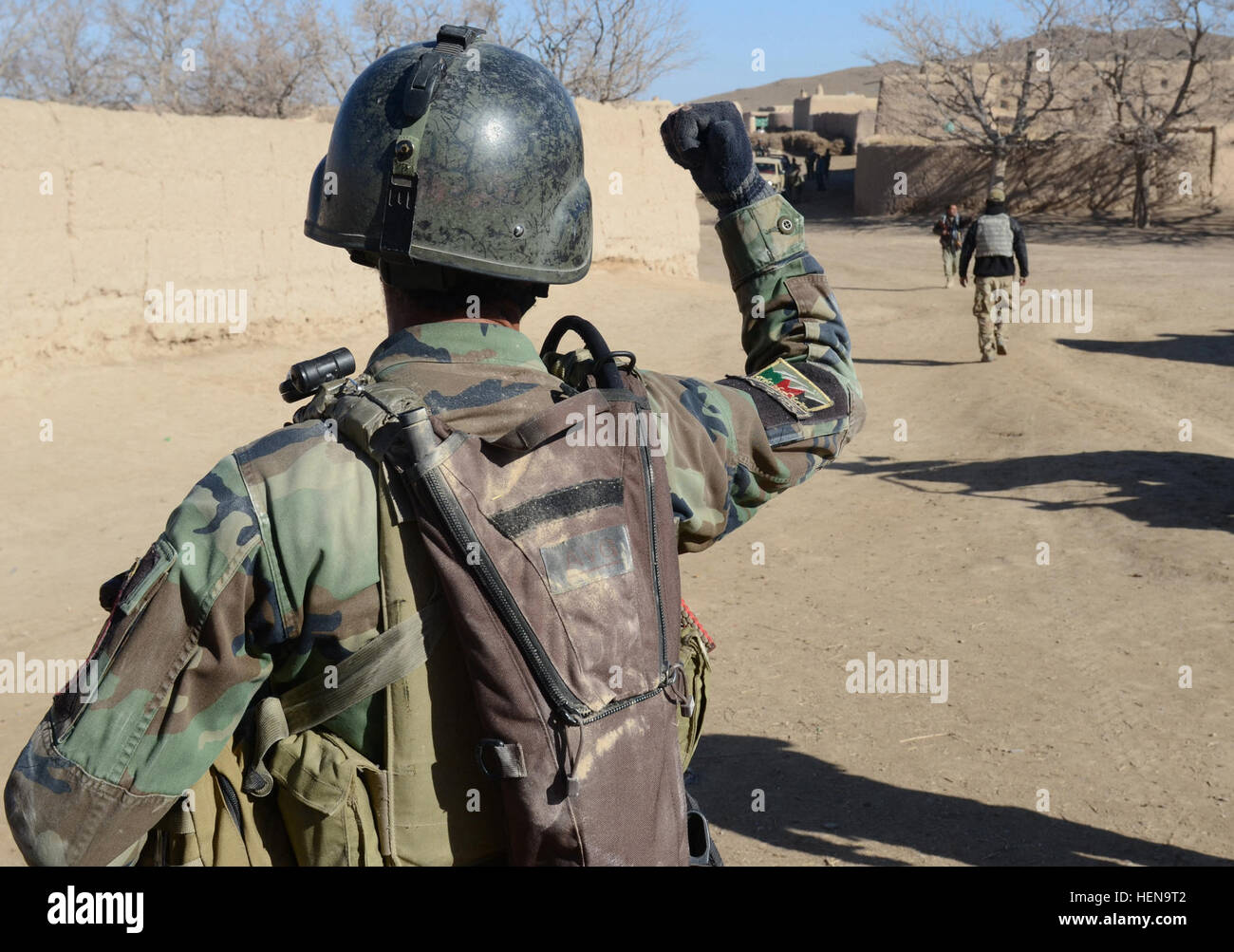 Ein Afghan National Army Special Forces Soldaten leitet die afghanische Polizei, einem nahe ...