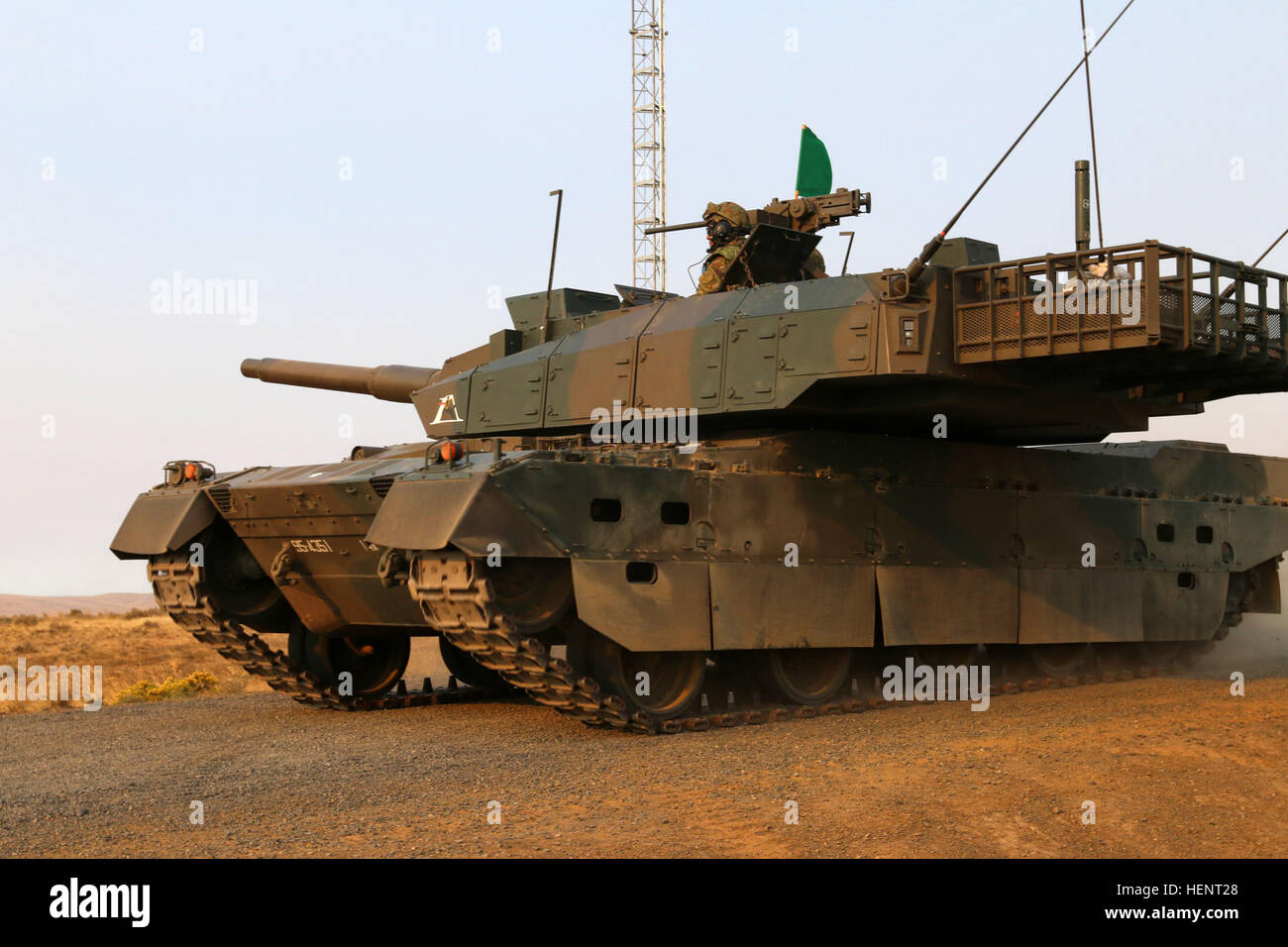 Ein Mitglied der japanischen Ground Self-Defense Force bereitet seine ...