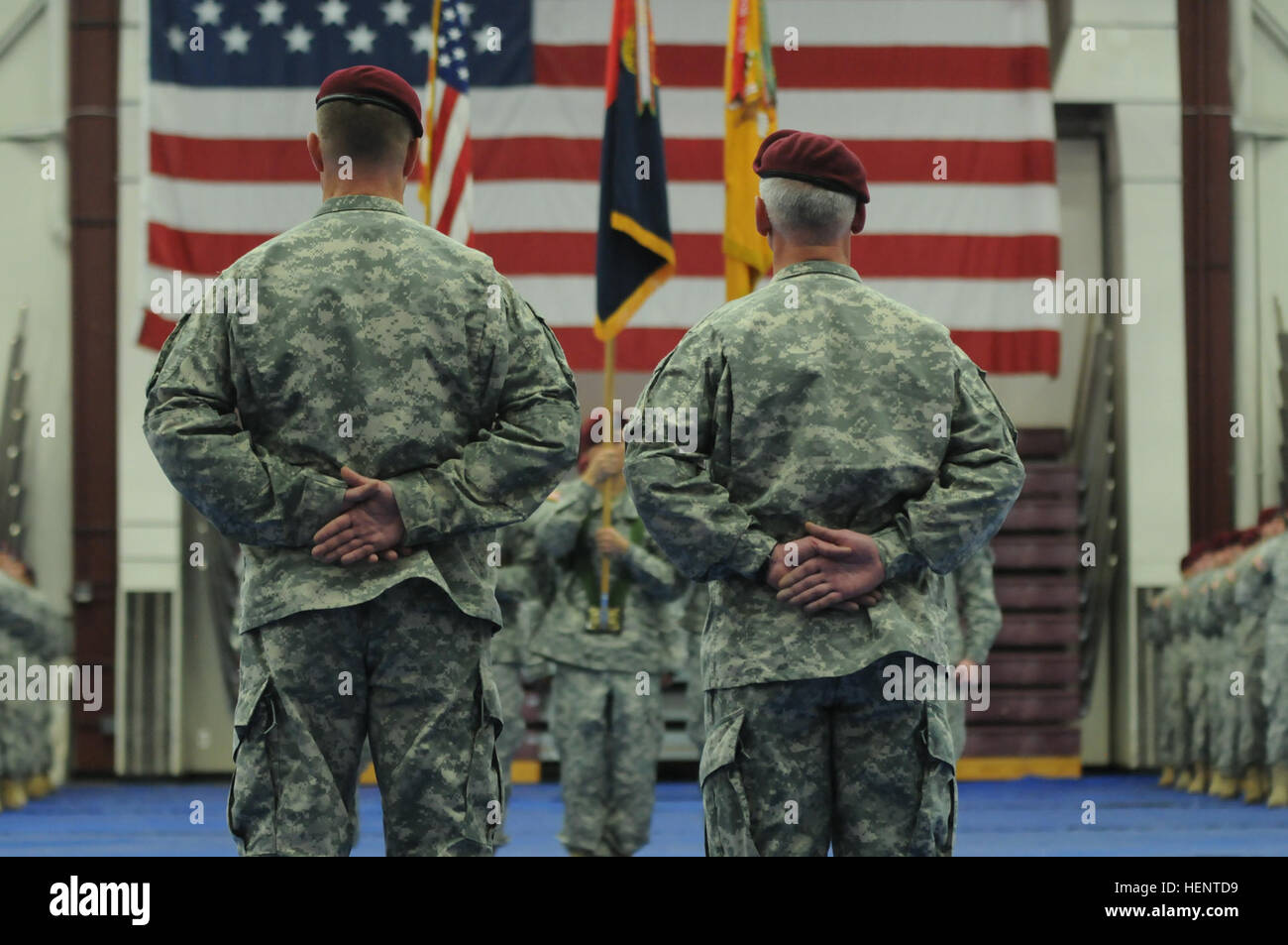 Lt. Col. Stehen Sie Mark D. Federovich (links), Kommandeur der 1 ...