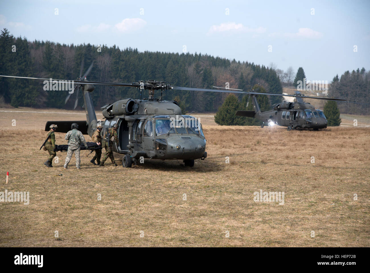 Ein Team von internationalen Sanitätern bewegen einen simulierten ...