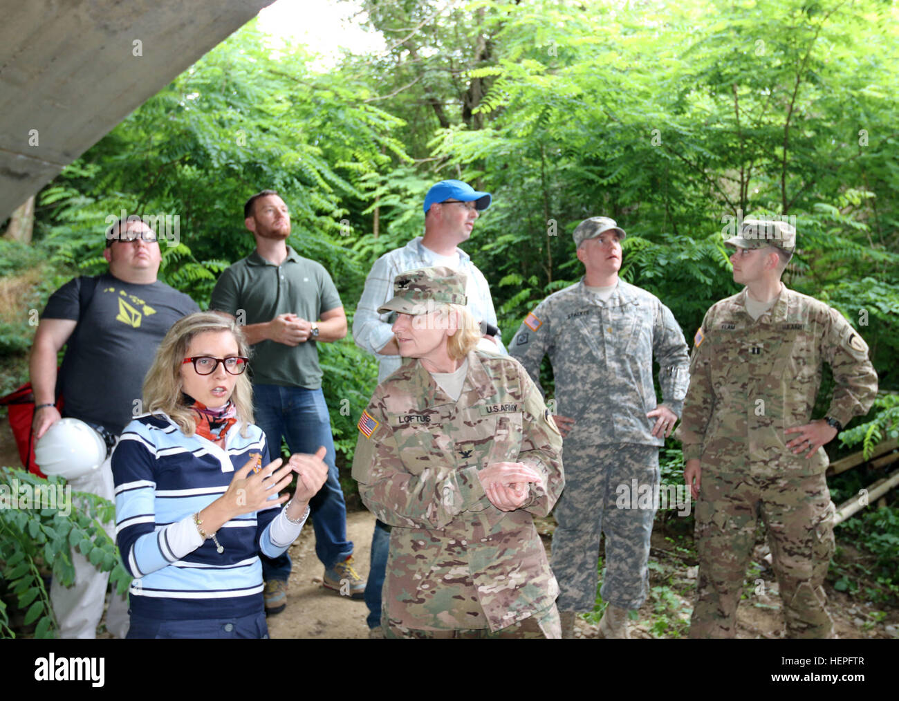 Oberst Laura C. Loftus, USAEUR Ingenieur und ein Eingeborener von ...