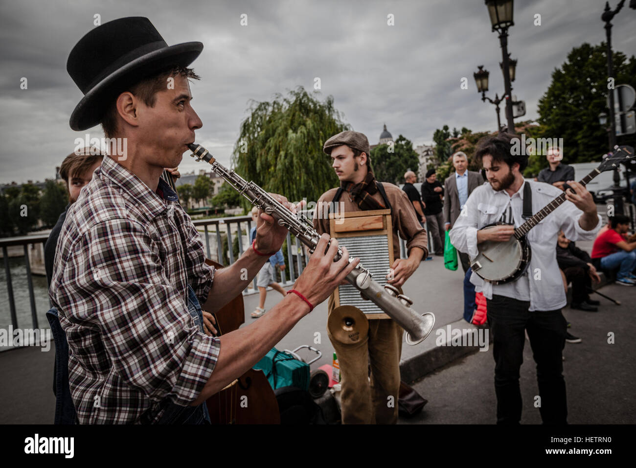 Musiker auf der Straße auf die Brücke verbindet die beiden kleinen ...