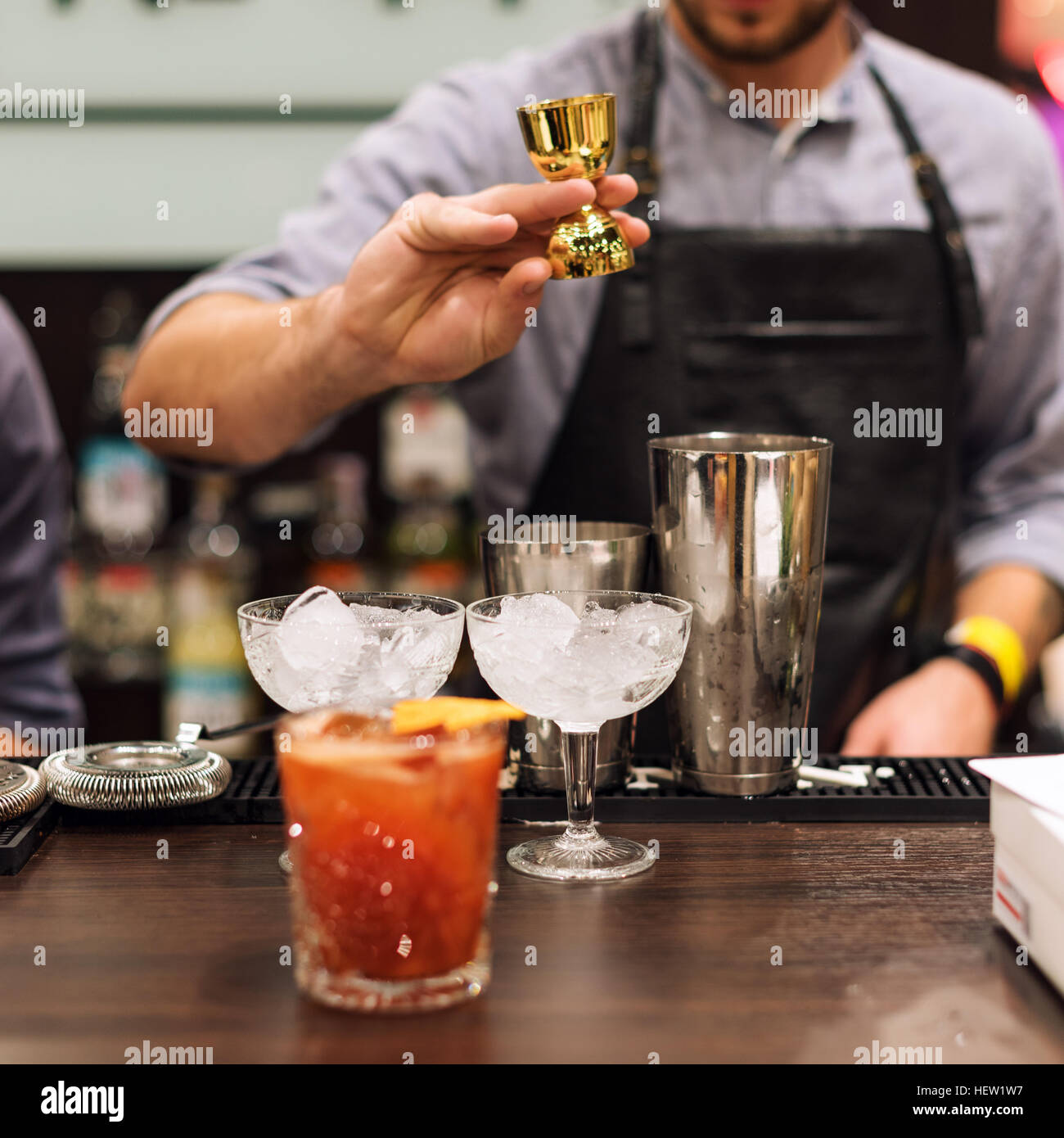 Barmann-Show. Im Night Club macht Barkeeper cocktail Stockfotografie ...