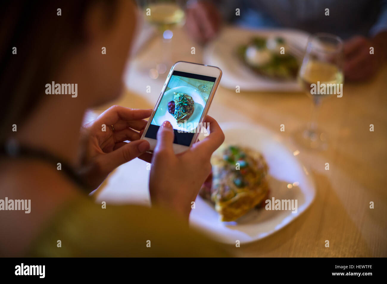 Essen auf den tisch -Fotos und -Bildmaterial in hoher Auflösung – Alamy