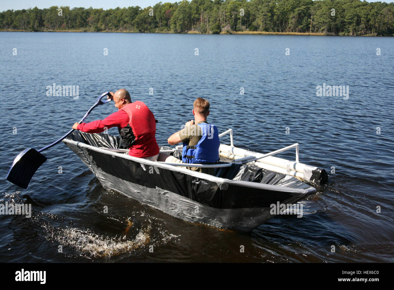 Captain Robert Gallati, links und 1st Lt. Michael Spoja Schaufel durch ...