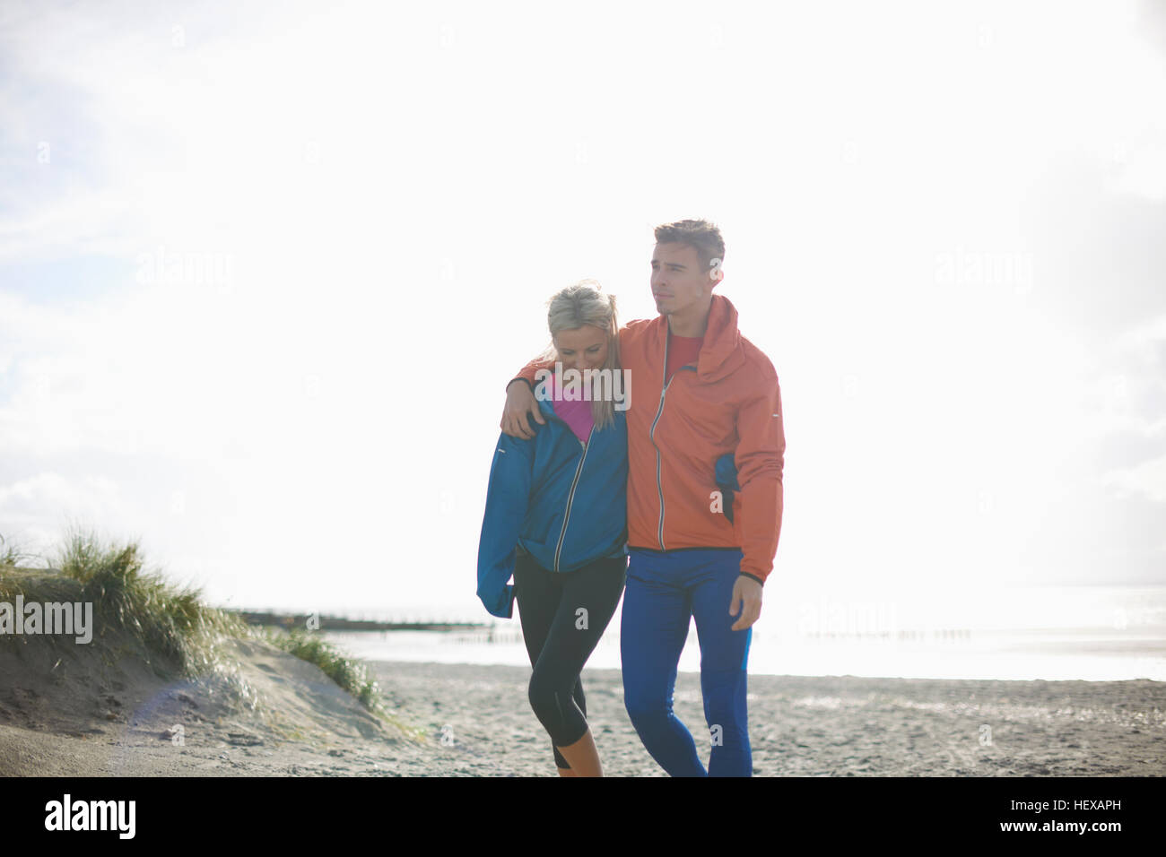 Paar zusammen am strand spazieren -Fotos und -Bildmaterial in hoher ...