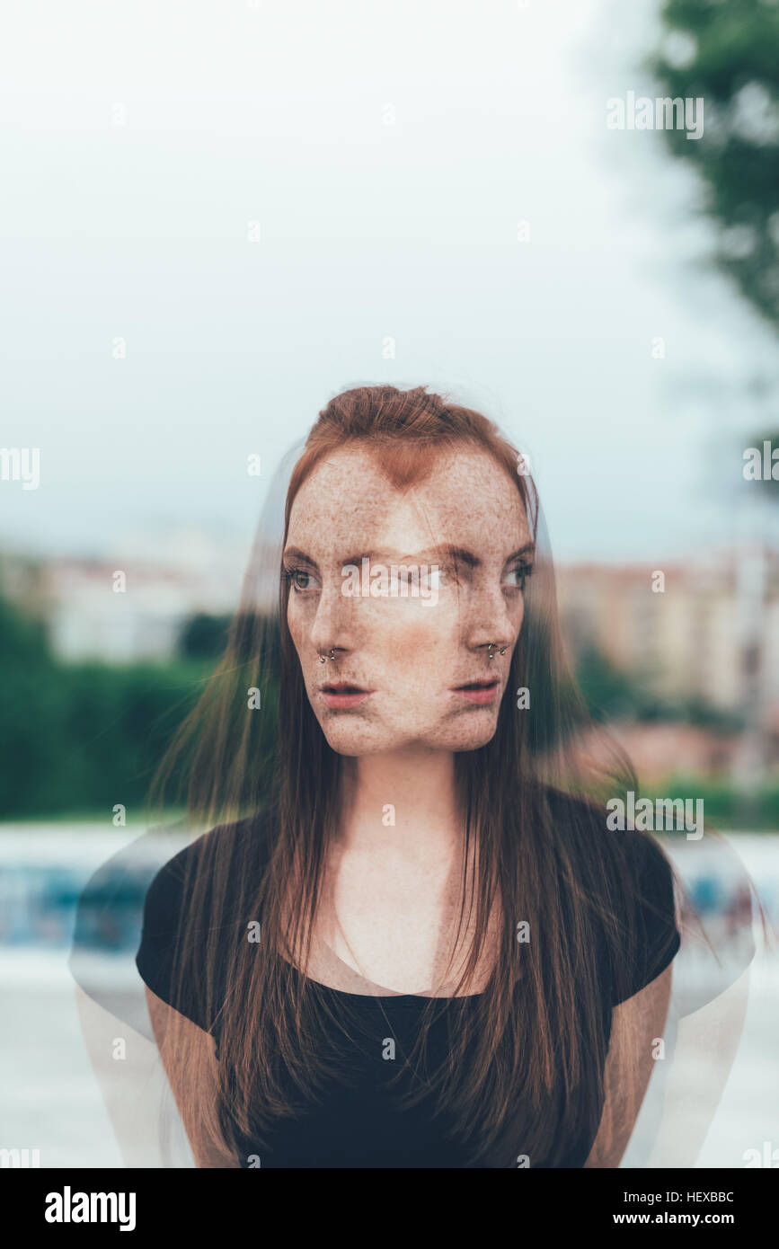 Frau jung rote haare sommersprossen -Fotos und -Bildmaterial in hoher Auflösung – Alamy