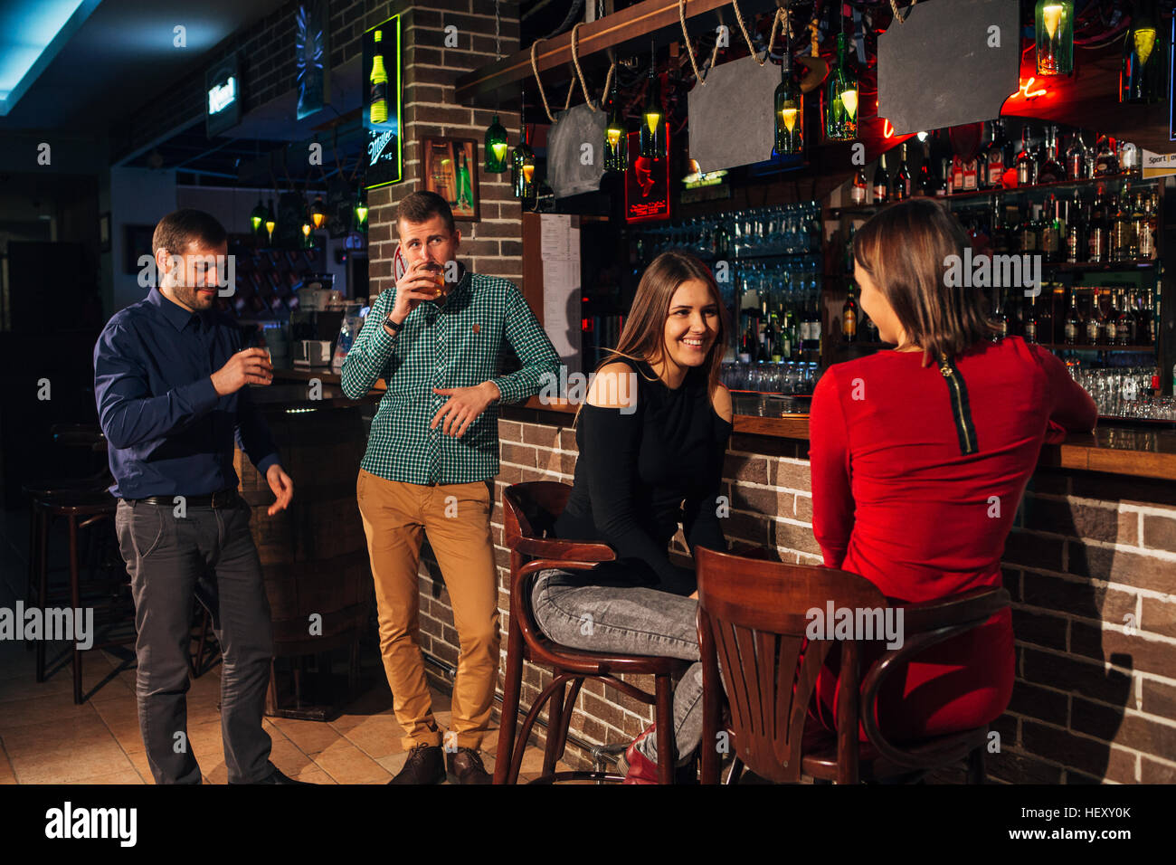 zwei der Männer in der Bar trifft er Frauen Stockfotografie - Alamy