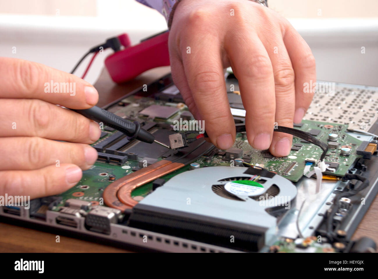 Computer reparieren -Fotos und -Bildmaterial in hoher Auflösung – Alamy