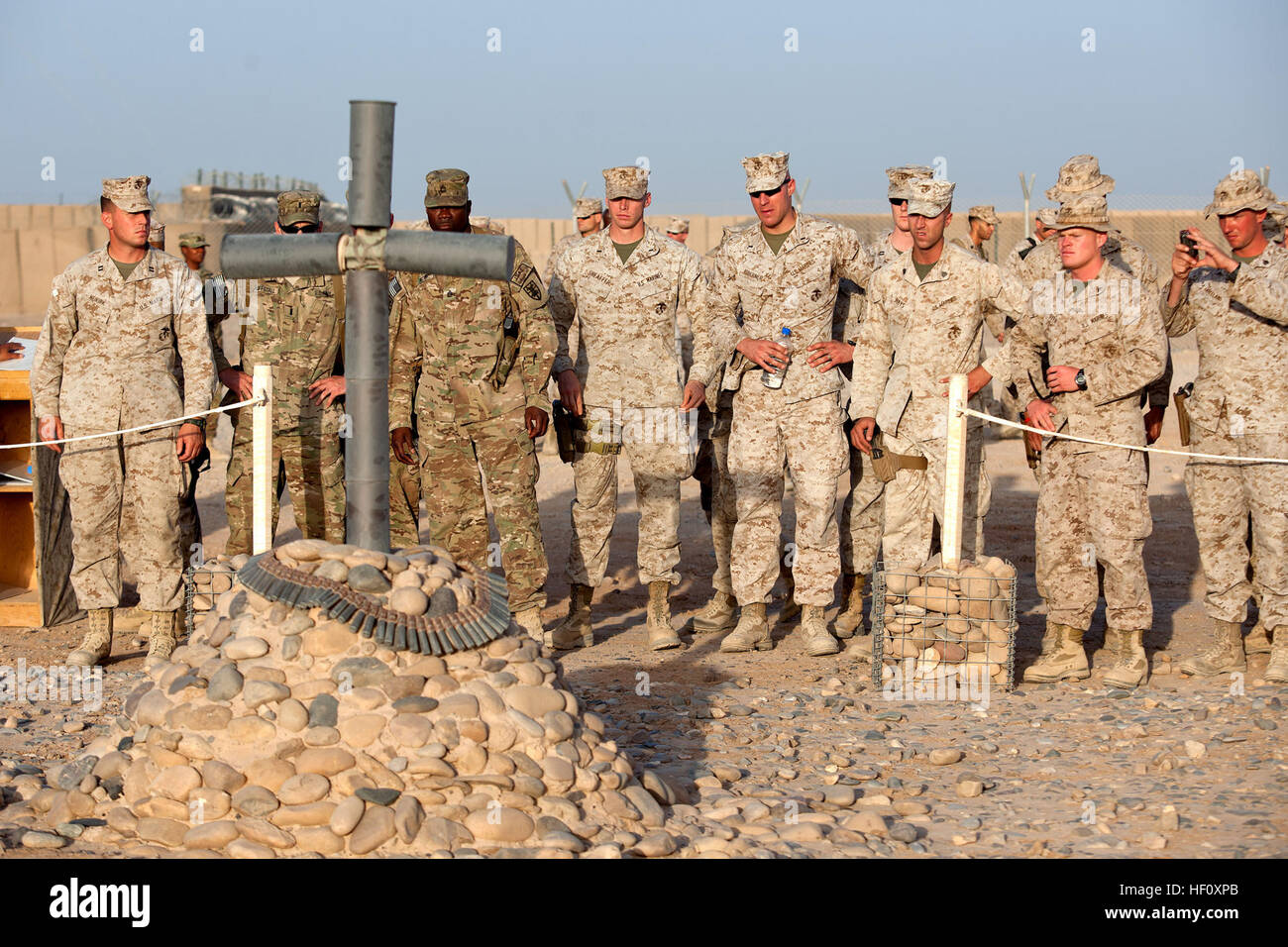 CAMP DWYER, Afghanistan – US-Marines, Matrosen und Soldaten zollen ...
