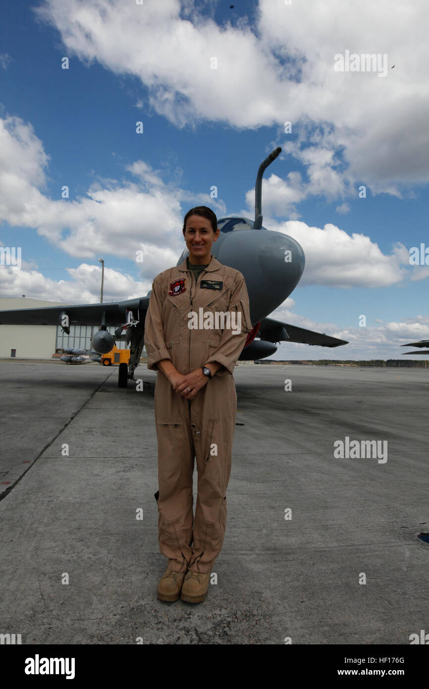 Capt Catherine Schmidt, ein Marine Flugoffizier mit Marine taktische ...