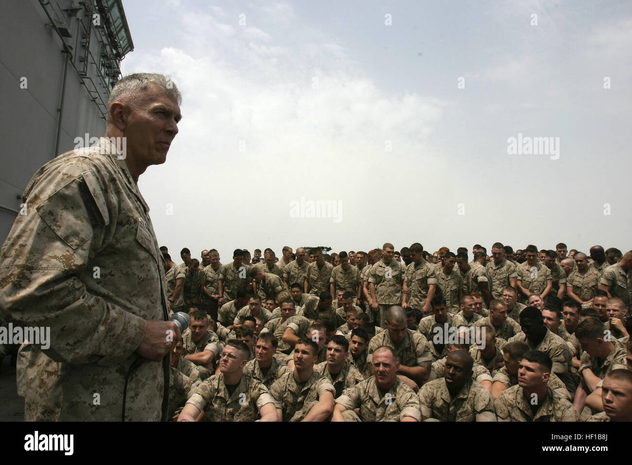 General James T. Conway, Commandant of the Marine Corps und Sgt. Major ...