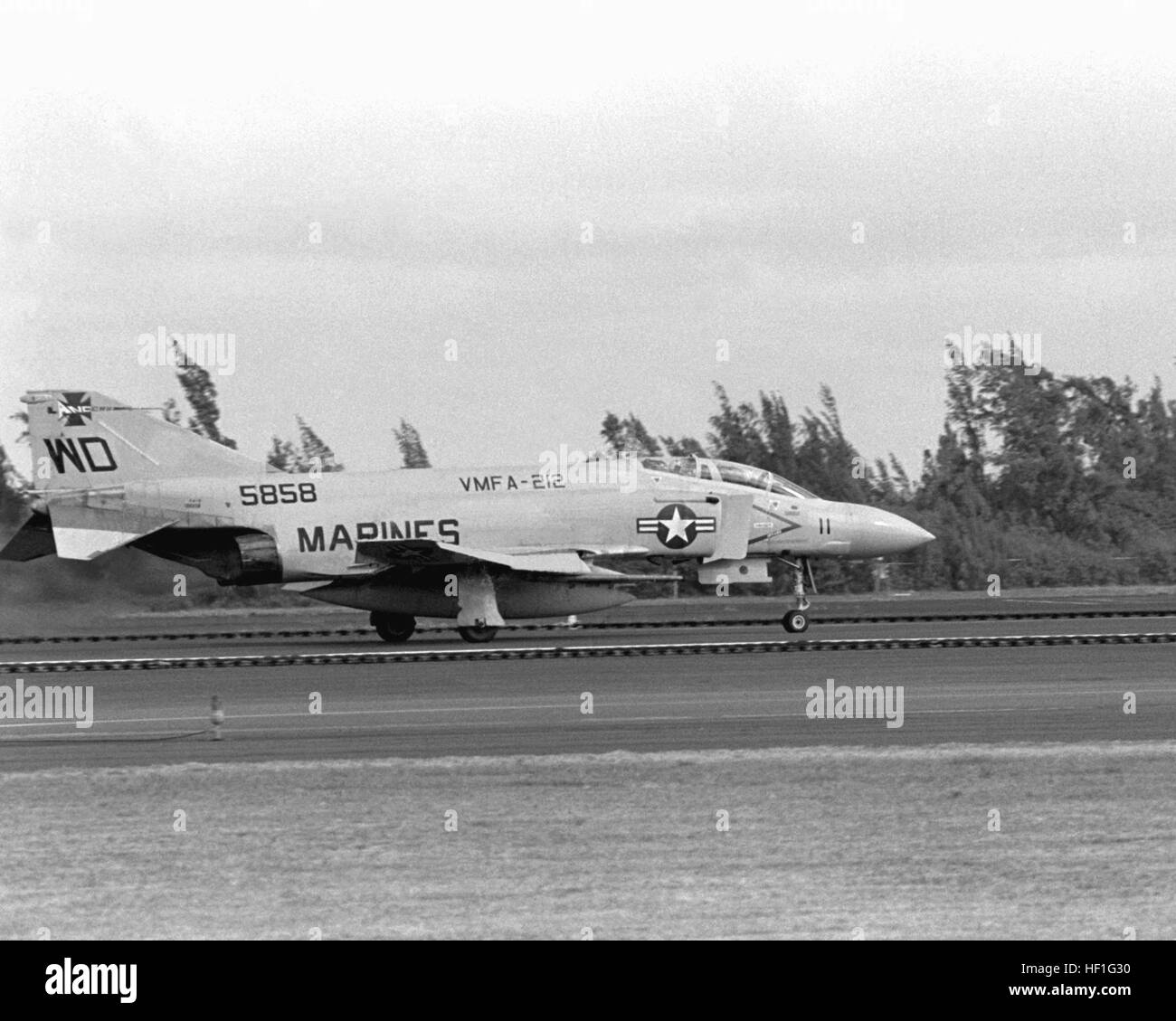 Right side view fighter squadron -Fotos und -Bildmaterial in hoher ...