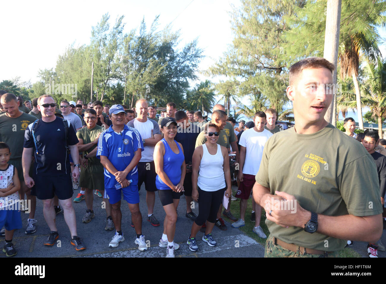 1st Lt. Alex Cloninger erklärt den Kurs für die 2. Tinian Hafa Öksüz 5K ...