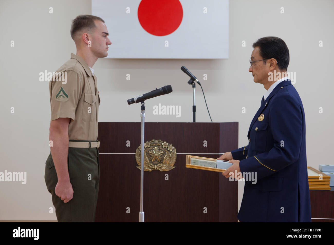 Kojin Chibana, Recht, präsentiert Lance Cpl. Steven T. Danisi mit einem ...