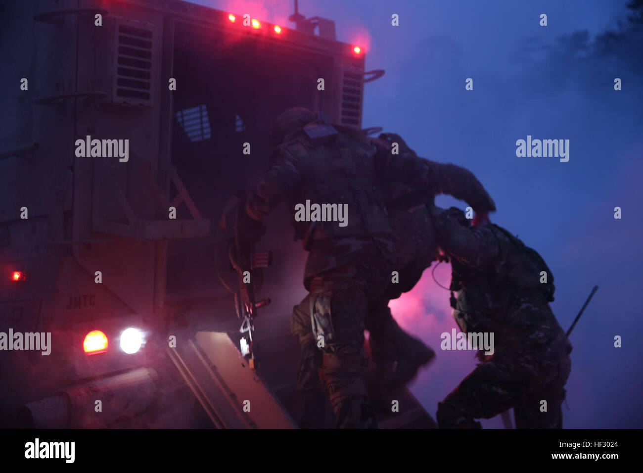 Moldauischen Soldaten simulieren (links) ein Mitglied des Afghan ...