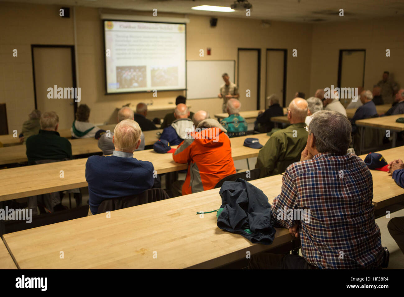 US Marine Corps-Veteranen sitzen während einer kurzen gegeben von ...