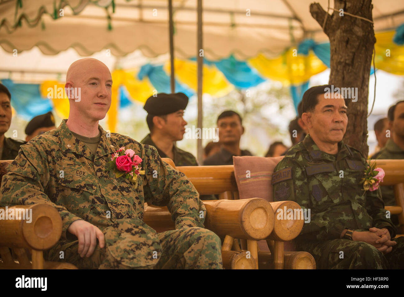 Royal Thai Air Force General Prakan Chonlqyuth (rechts ...