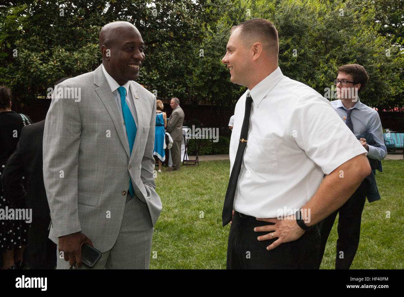 Carlton W. Kent, 16.-Sergeant-Major des US Marine Corps, spricht mit ...