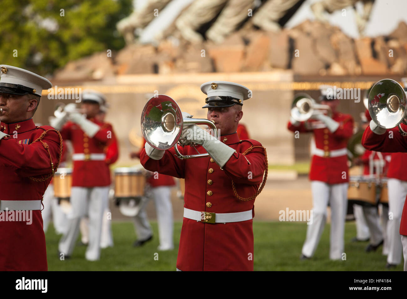 US-Marines mit dem Marine Corps Drum und Bugle Corps führen während ...