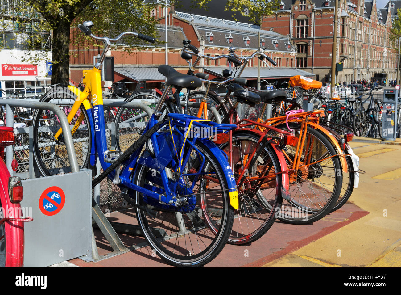 Crowded bike parking amsterdam -Fotos und -Bildmaterial in hoher ...