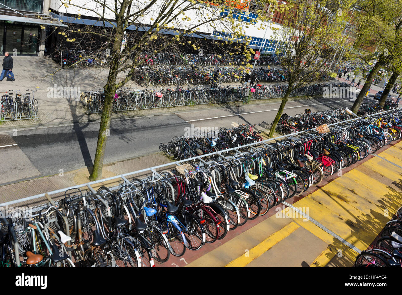 Fahrräder in Racks in der Nähe von den wichtigsten Bahnhof in Amsterdam ...
